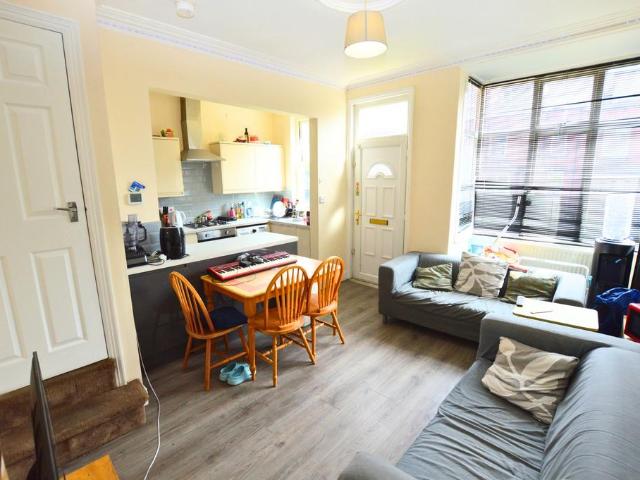 Beechwood Mount, Leeds LS4 3 bed terraced house to rent £1,534 pcm £354 pw