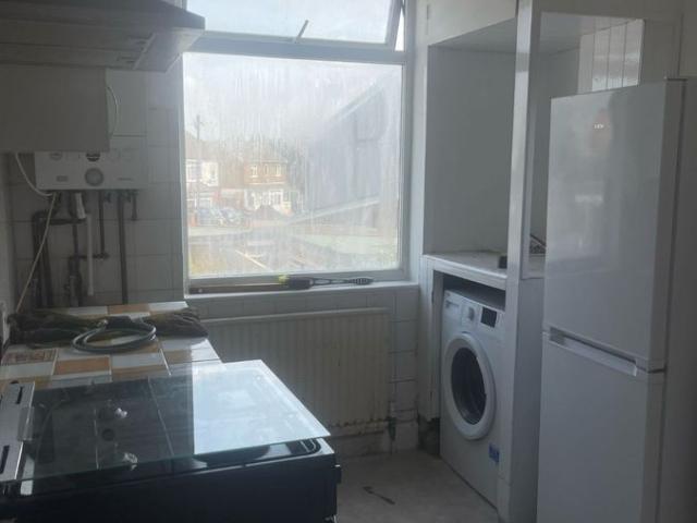 Beechwood Road, Luton LU4, Room to rent, £1,050 pcm | PrimeLocation