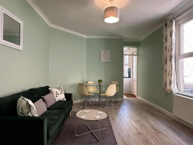 Beechwood Road, Swansea, SA2 2 bed ground floor flat to rent £1,000 pcm £231 pw