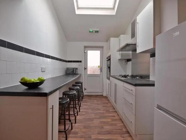 Beeston, Nottingham NG9 6 bed end of terrace house to rent £2,860 pcm £660 pw