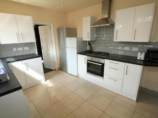 Beeston Road, Nottingham NG7 5 bed semi detached house to rent £2,384 pcm £550 pw