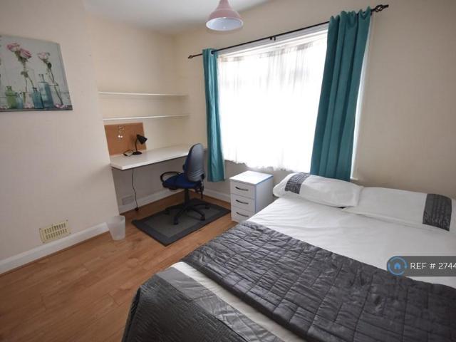 Begonia Road, Southampton, SO16 4 bed semi detached house to rent £1,920 pcm £443 pw