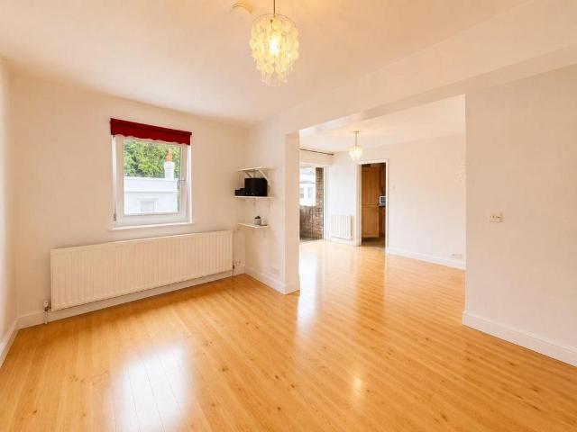 Belvedere Road, Crystal Palace. 2 bed apartment to rent £1,850 pcm £427 pw