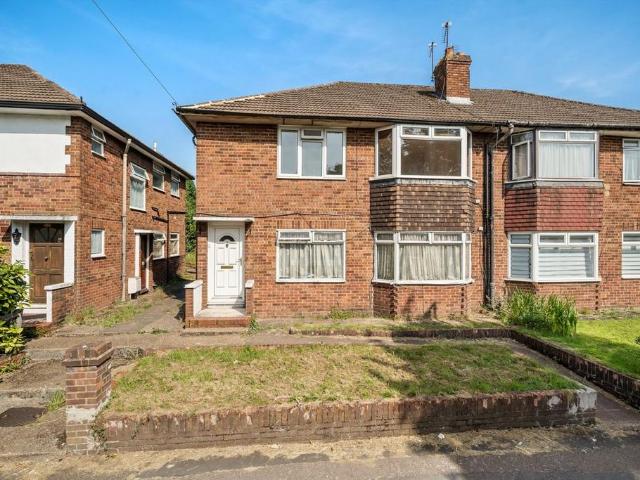 Belvue Close, Northolt UB5 2 bed flat to rent £1,900 pcm £438 pw