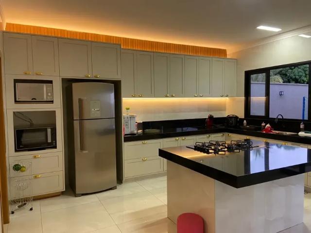 Belíssima casa terrea com 3 suites em condominio