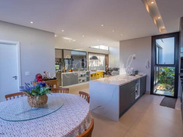 Belíssima casa, com destaque para os finos detalhes Alto Padrão