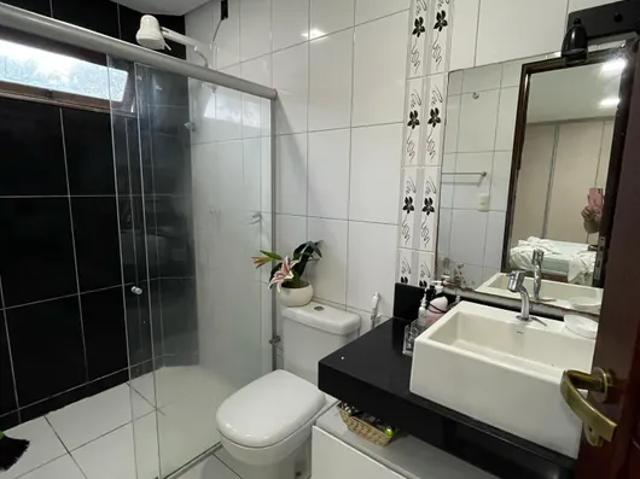 Belíssima Casa em Condomínio Fechado