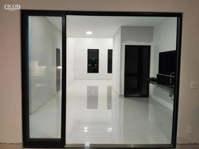 Belíssima casa localizada no Condomínio Santa Monica com 3 dormitórios, sendo 1 suíte com closet!