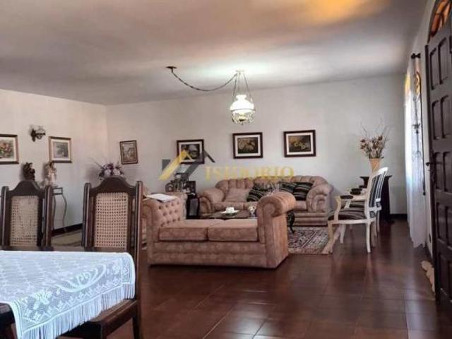 BELA CASA! 374m² DE ÁREA TOTAL, 03 QTOS SUÍTE, SACADA, LAZER