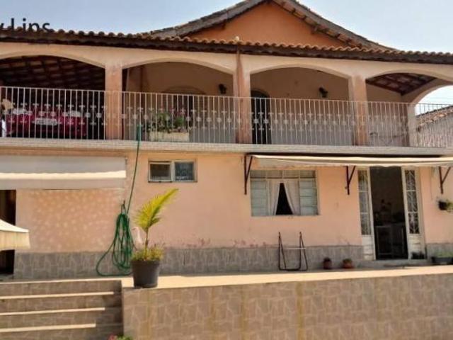 Bela casa com escritura, excelente localização, com piscina, churrasqueira, 05 dormitórios em Pinhal