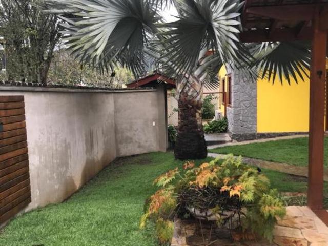 Bela casa com piscina e churrasqueira no jardim samambaia