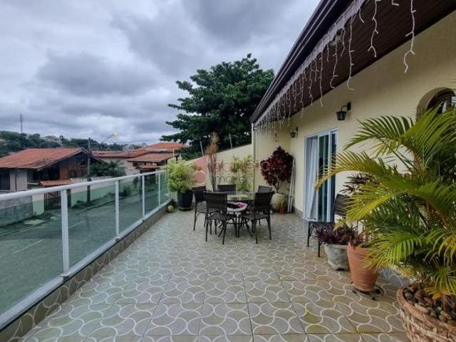 BELA CASA COM PISCINA E EDÍCULA À VENDA NO JARDIM DO ESTÁDIO EM JUNDIAÍ/SP