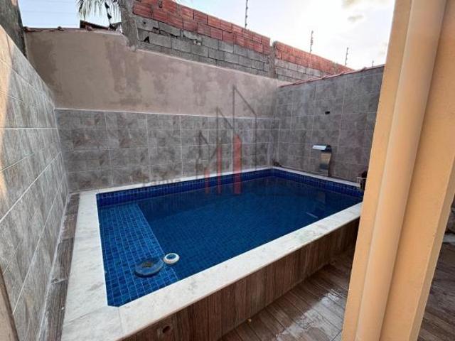 Bela casa com piscina sendo nova na praia em Itanhaém