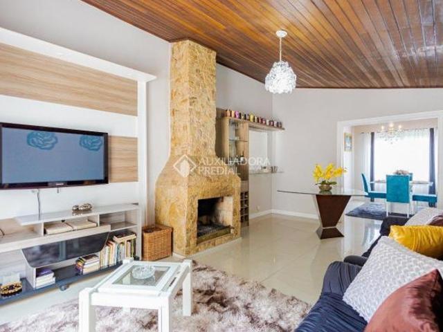 Bela casa com terreno amplo