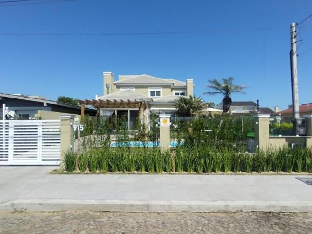 Bela casa com 4 quartos sendo 2 suítes a duas quadras do mar