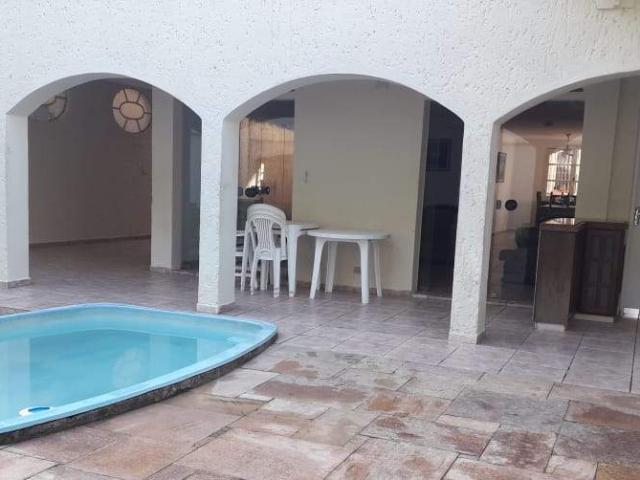 Bela casa a uma quadra da praia e do Shopping