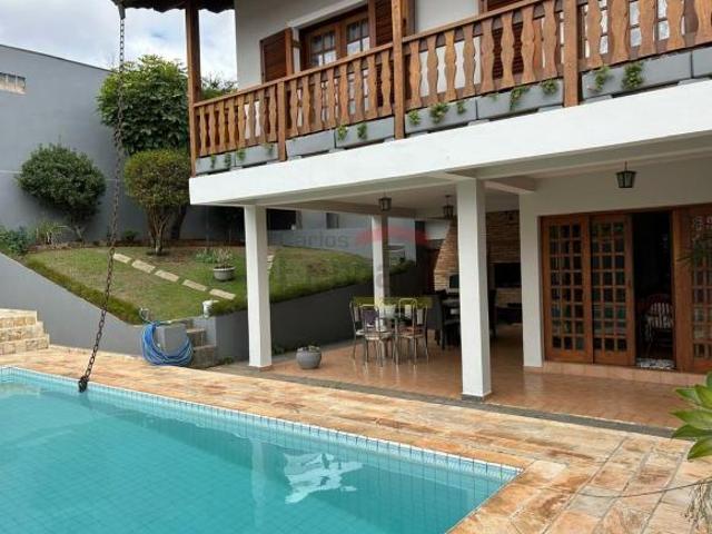 Bela casa assobrada em Atibaia