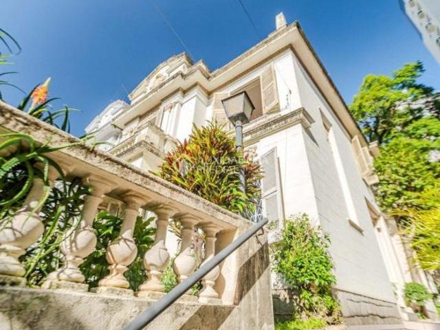 BELA CASA GEMINADA 298 m² NECESSITA DE REFORMAS ! Em localização estratégica, PRÓXIMA AO HOSPITAL