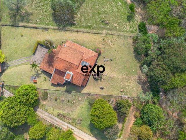 Bela Casa de 529m2 com 4 quartos em um espaçoso terreno no Residencial Vale de Santa Fé / VINHEDO