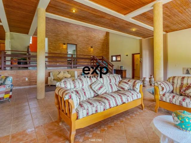 Bela Casa de 529m2 com 4 quartos em um espaçoso terreno no Residencial Vale de Santa Fé / VINHEDO