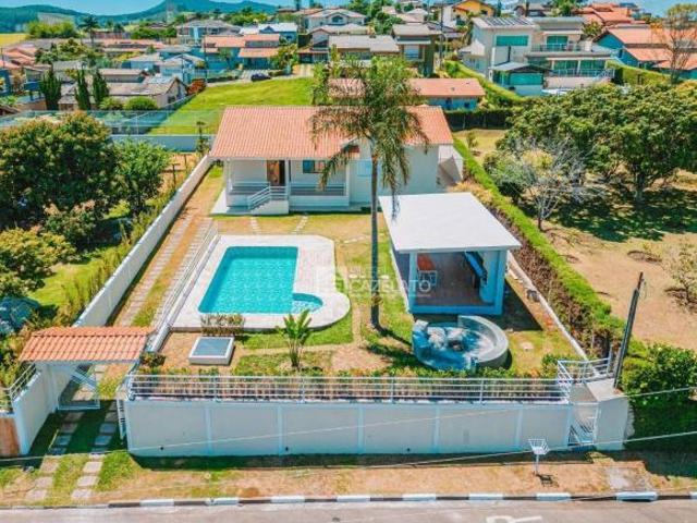 Bela Casa em Condomínio com 3 dormitórios, sendo 1 suíte à venda, 300 m² por R$ 1.670.000 Vale do