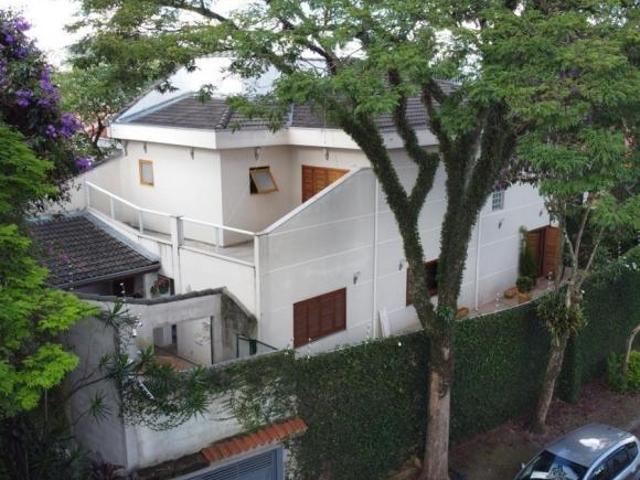 BELA CASA EM RUA FECHADA, 298M², 3 DORMS, 3VAGAS,CANIL,TREMEMBÉ