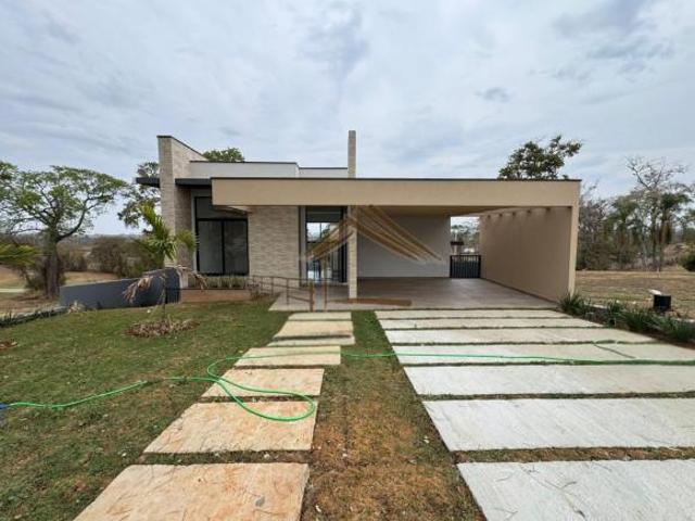 Bela casa nova a venda no Ninho Verde 1, contendo 3 suítes e área gourmet completa