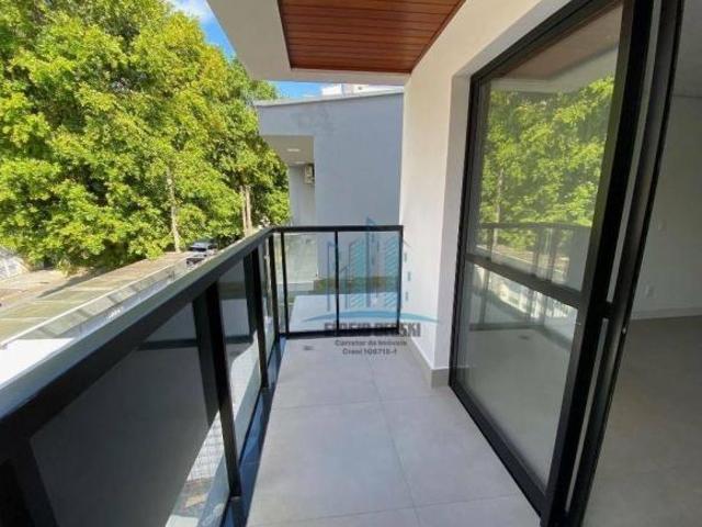 Bela casa sobreposta à venda com 3 suítes, piscina com deck, churrasqueira, solarium, amplo espaço d