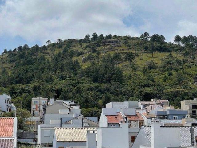 Bela casa três dormitórios localizada nos altos do bairro Guarujá