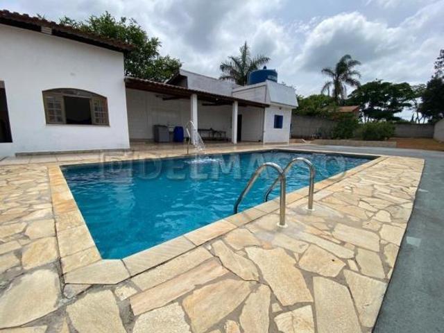 Bela chácara com 1.400 m² de terreno. Próximo ao centro!