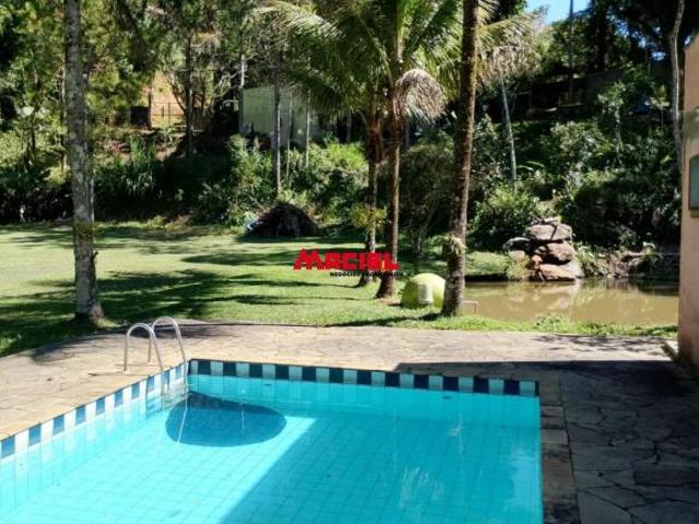Bela chácara em condomínio Villagio Fazendão 3 quartos / 1 suíte / lago / piscina