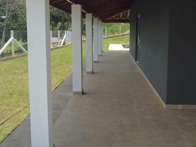 Bela chácara em fase de acabamentos com bela vista ao lado do asfalto
