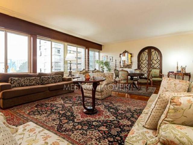 Bela Vista | Apartamento amplo, bem localizado e 215 m² !