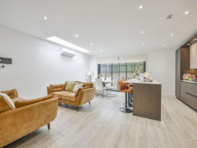 Belford House, Forest Gate, London, E7 3 bed flat to rent £2,850 pcm £658 pw