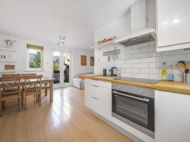 Belgrave Court, SW8 2 bed flat to rent £2,500 pcm £577 pw