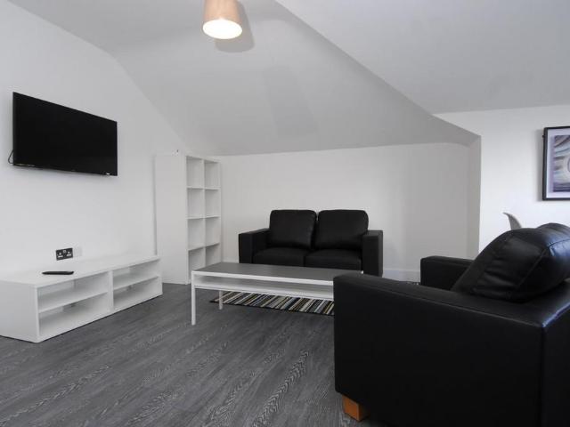 Belgrave Lane, Plymouth PL4 3 bed house to rent £2,054 pcm £474 pw