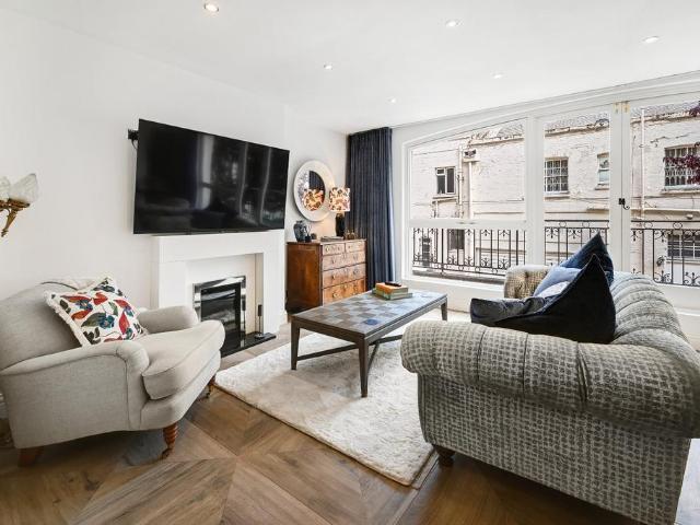 Belgrave Mews North, Belgravia. 2 bed mews to rent £12,500 pcm £2,885 pw