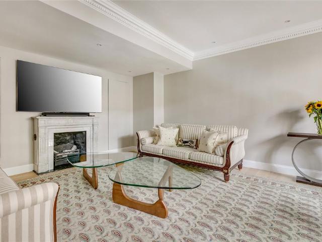 Belgrave Place, London, SW1X 3 bed flat to rent £10,000 pcm £2,308 pw