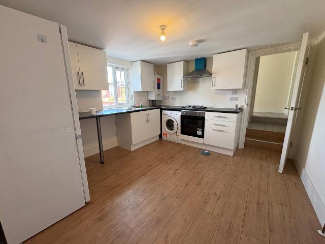 Belgrave Road, Cranbrook, Ilford IG1, 2 bed flat to rent, £1,800 pcm | PrimeLocation