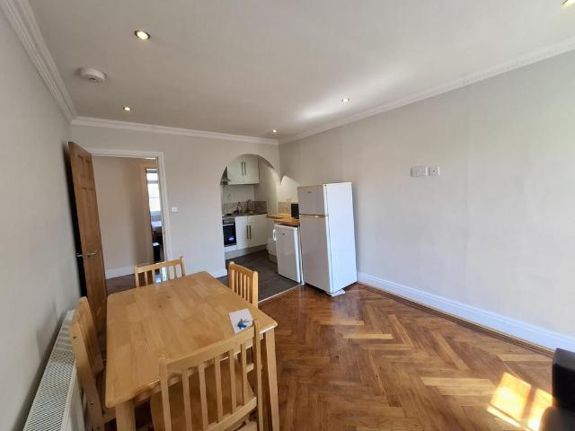 Belgrave Road, London SW1V 2 bed flat to rent £2,700 pcm £623 pw