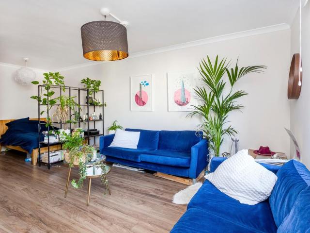 Belgravia Court, Ebury Street. Studio to rent £1,950 pcm £450 pw