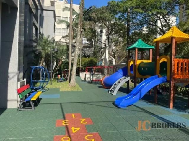 Belíssimo apartamento com 137 m² de área útil, 3 dormitórios sendo 2 Suítes, 3 vagas