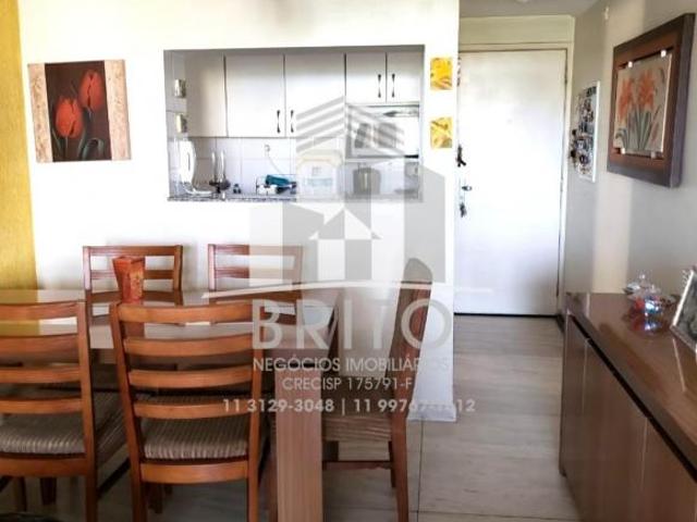 Belíssimo apartamento com 3 dormitórios, sendo uma suíte com armários planejados, ventilador de teto