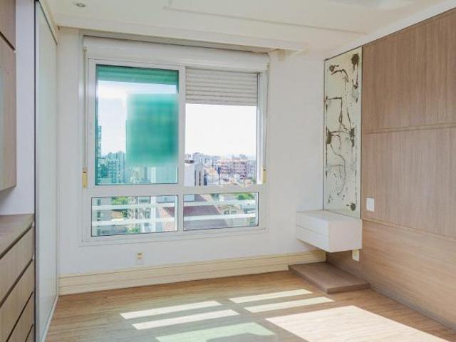 Belíssimo Apartamento, Andar Alto, 3 Dormitórios no Bairro Petrópolis!