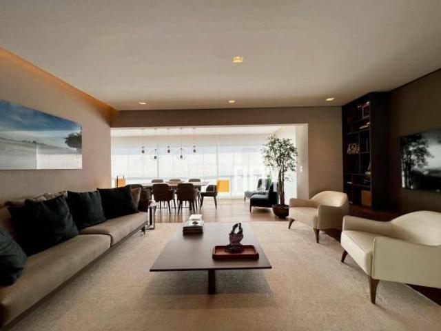 Belíssimo Apartamento, Porteira Fechada com 132m², 3 suítes e 3 vagas no Brooklin!