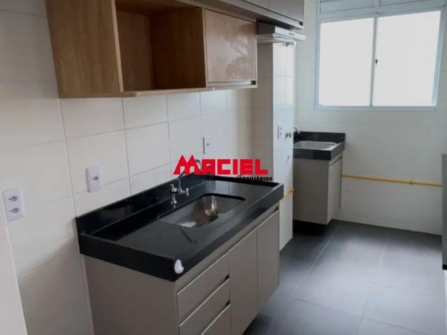 BELÍSSIMO APARTAMENTO REPLETO DE ARMÁRIOS