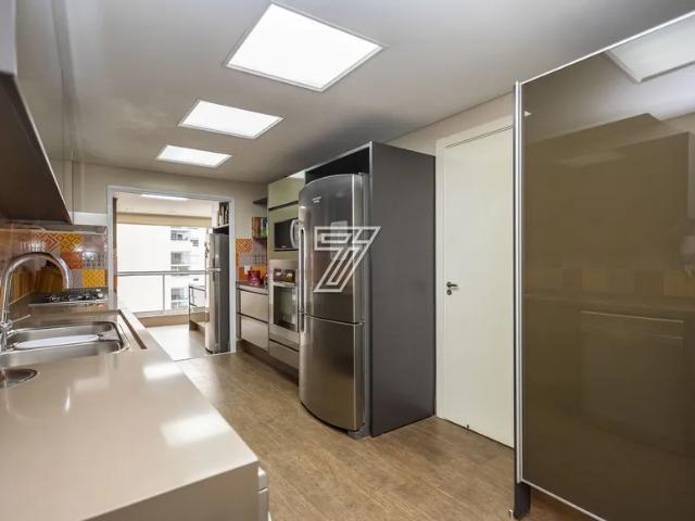 Apartamento mobiliado com 193 m² privativos, 3 vagas, face norte e andar alto