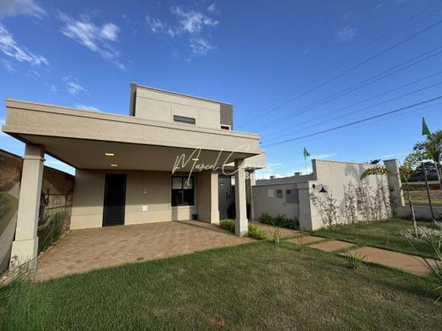 Belíssimo sobrado à venda com 3 suítes, sendo 1 suíte com closet, piscina e um quintal com espaço pa