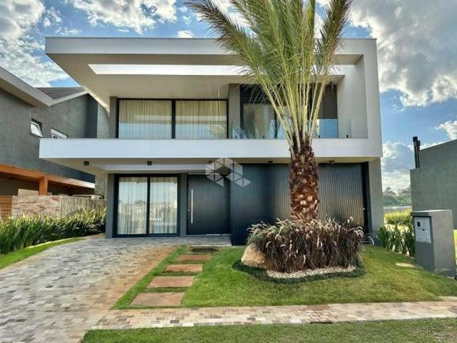 Belíssimo sobrado com 343 m² privativos, 04 suítes 01 térrea, 02 vagas/box, no condomínio Ilhas