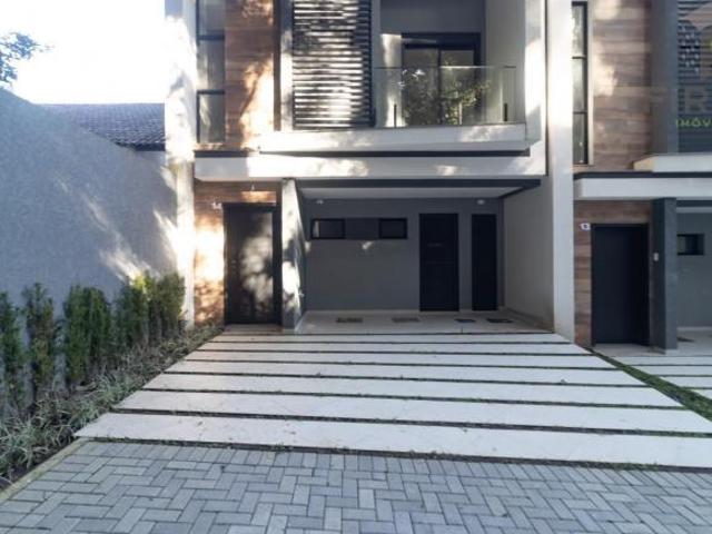 Belíssimo sobrado no condomínio RESIDENZIALE RAVELLO, no Xaxim